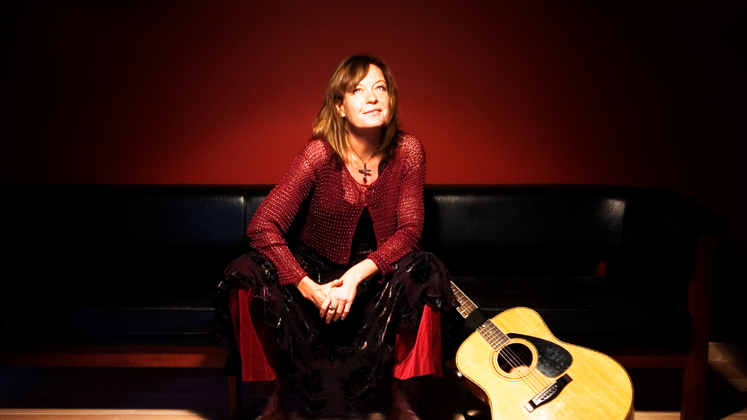 Den ständigt aktuella Eva Hillered har släppt singeln “Strange Light”